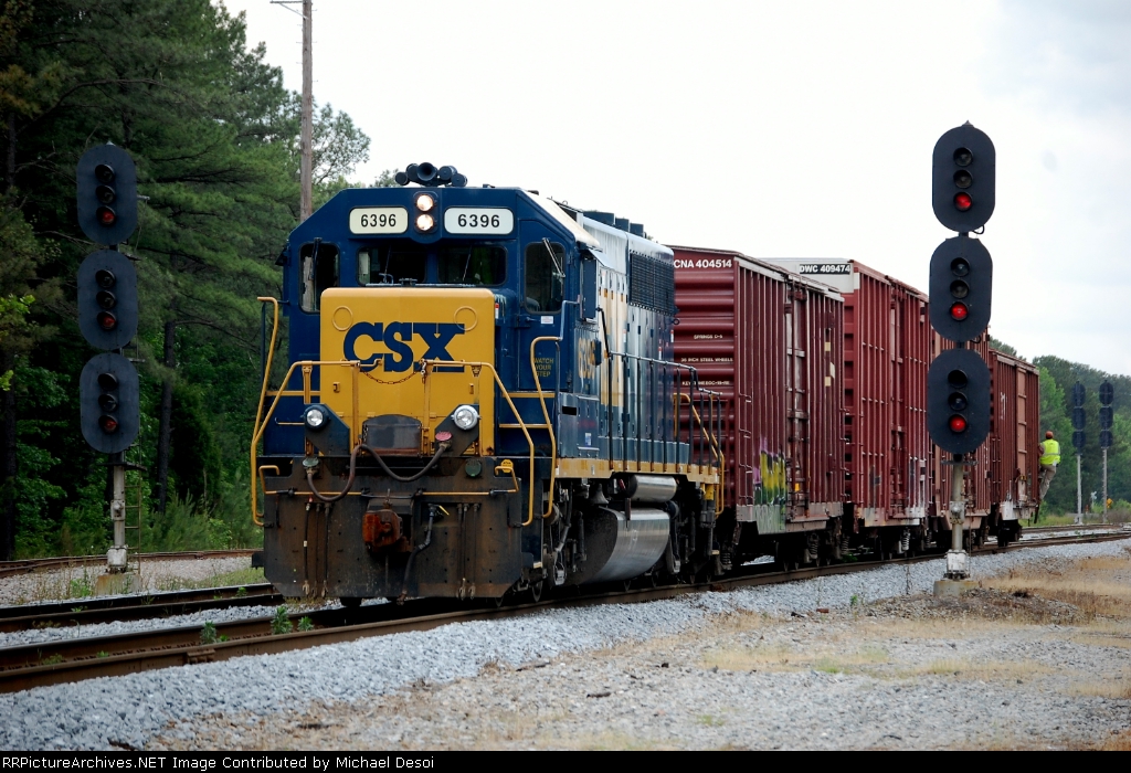 CSX GP-40-2 #6396 (ex RF&P) Splits the signals at North Collier
